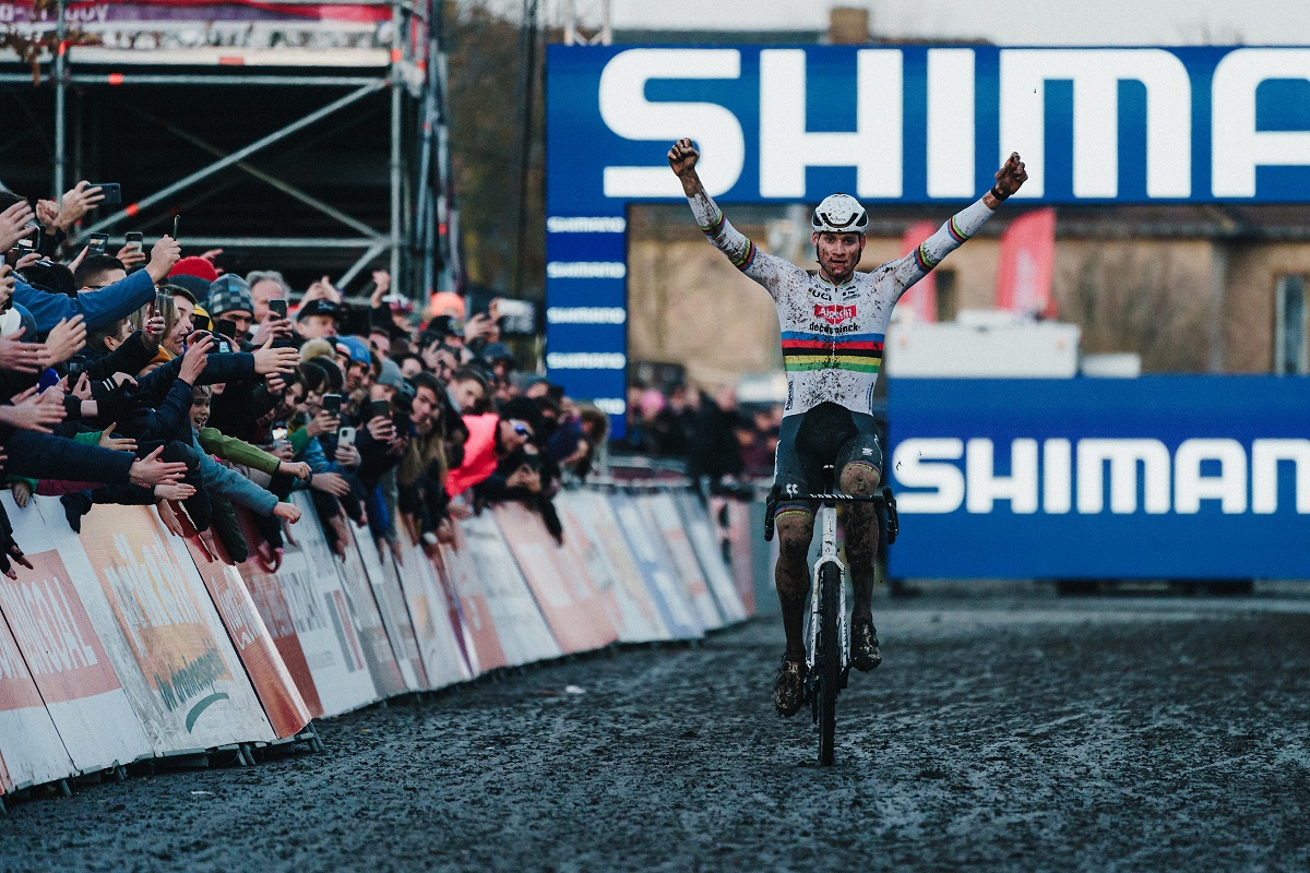 Van der Poel, show anche a Besancon | BikeChannel